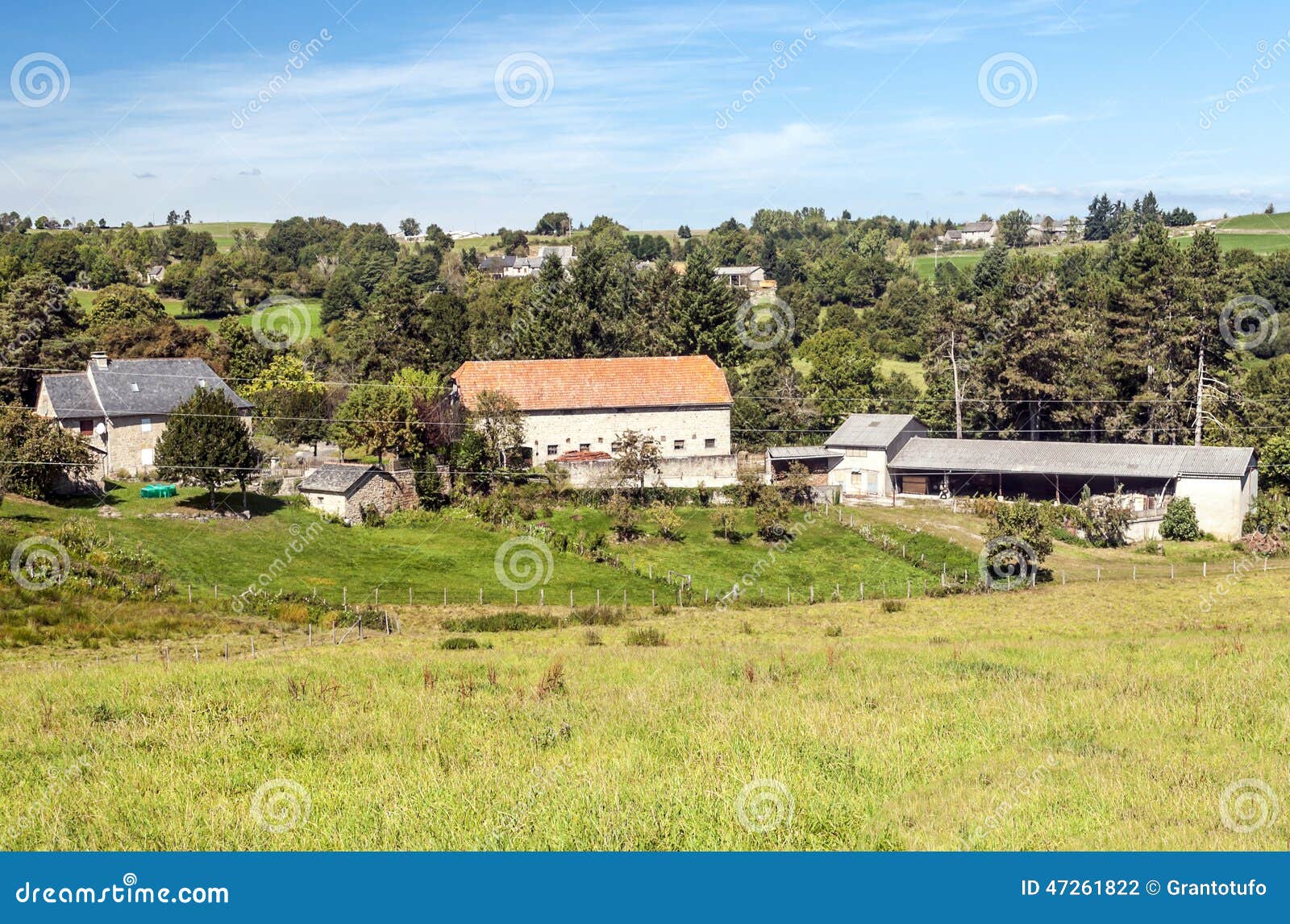 Granja en un pueblo rural foto de archivo. Imagen de flores - 47261822