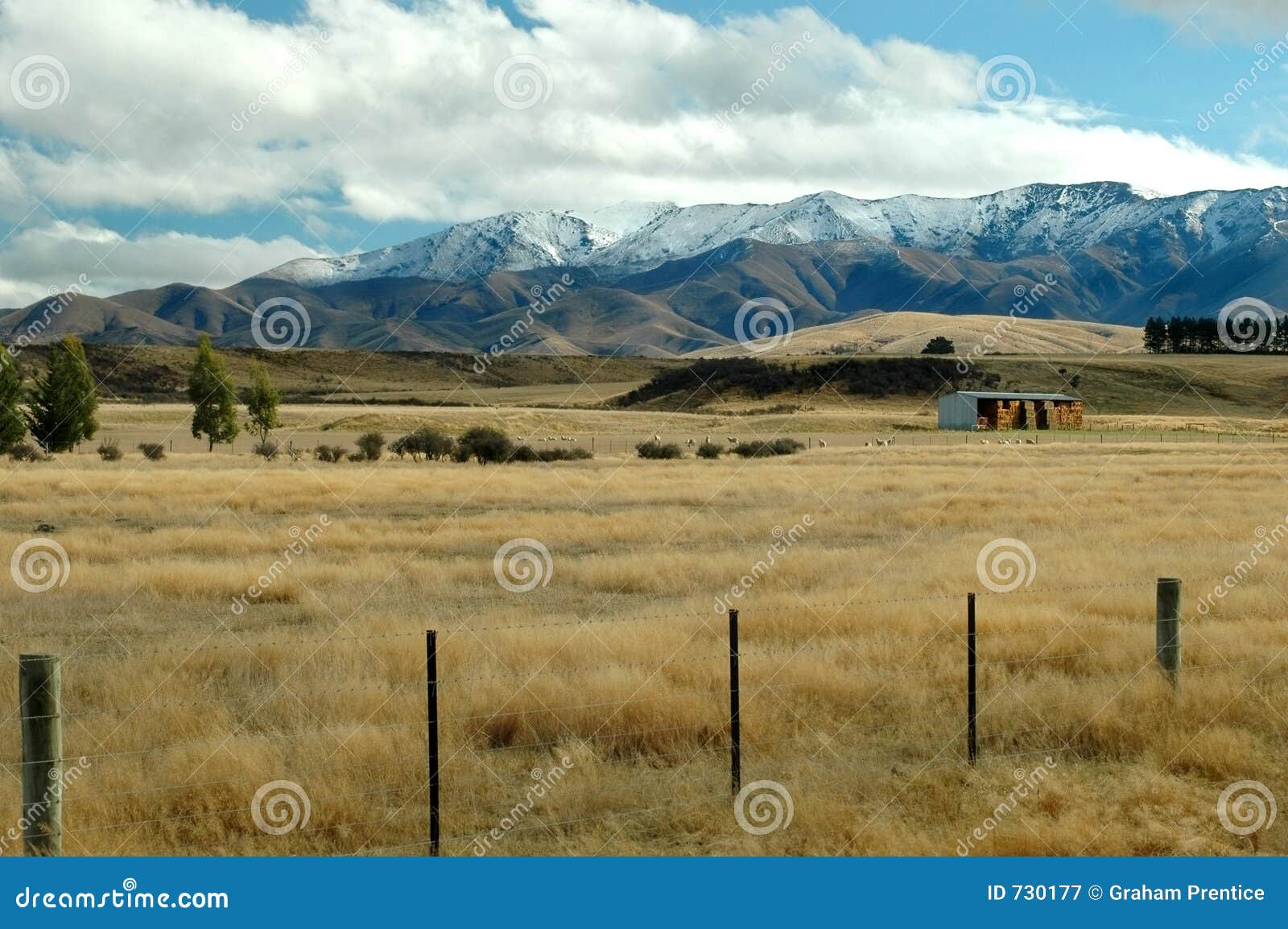 Granja Rural Cerca De Las Montañas Imagen de archivo - Imagen de rural ...