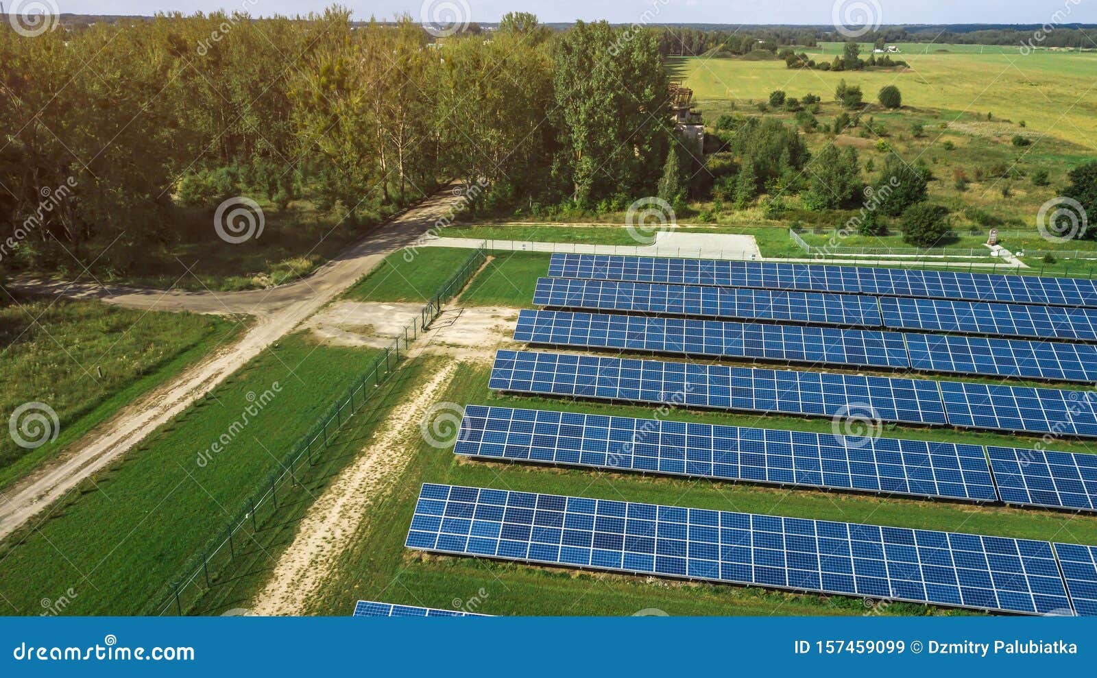 Granja Solar, Paneles Solares Del Aire Imagen de archivo - Imagen de ...