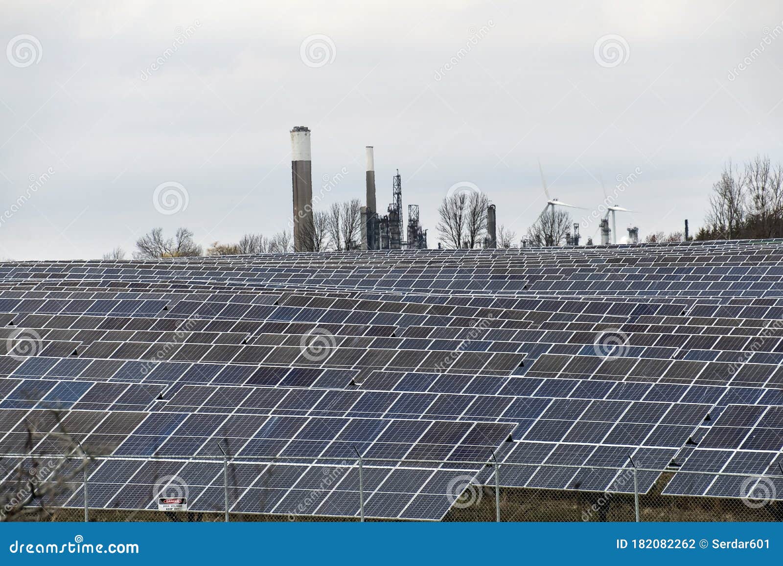 Granja solar foto de archivo. Imagen de ambiental, paneles - 182082262