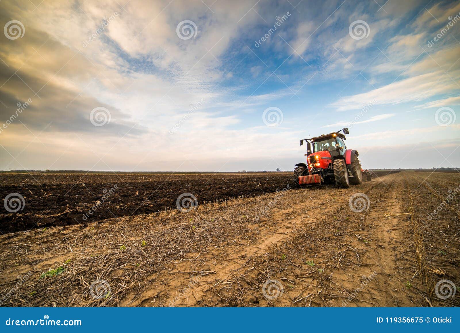 Granjero Que Ara El Campo De Rastrojo Imagen de archivo - Imagen de ...