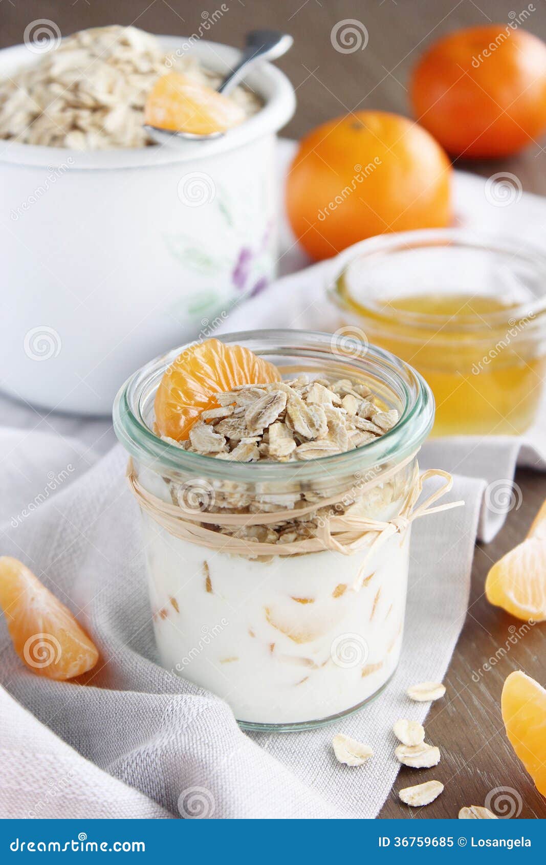 Granola avec du yaourt image stock. Image du cuillère - 36759685