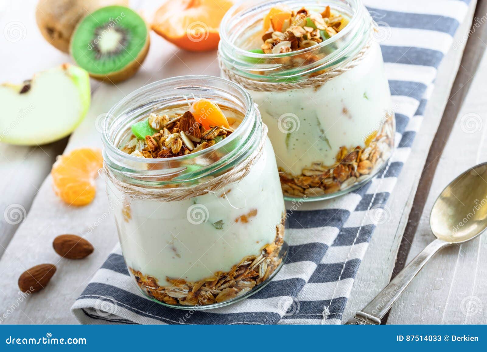 Granola Avec Du Yaourt Et Des Fruits Image stock - Image du lait, pomme ...