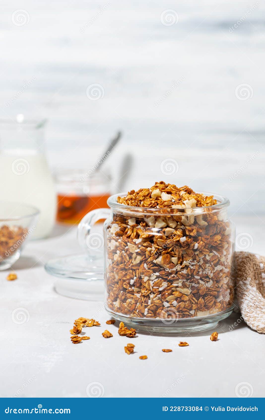 Granola Caseira Com Coco E Nozes Sobre Fundo Branco Fechado Vertical ...