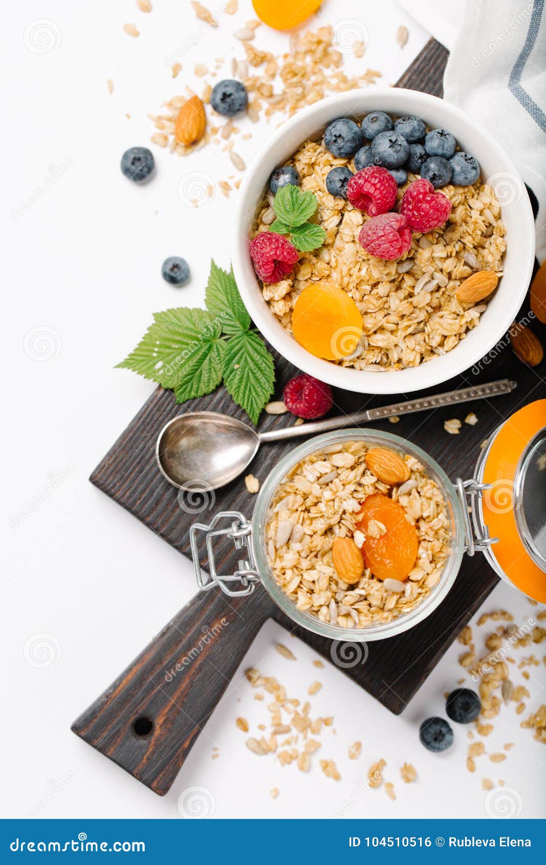 Granola Caseiro Com Frutos Secos E Bagas No Fundo Branco Foto de Stock ...