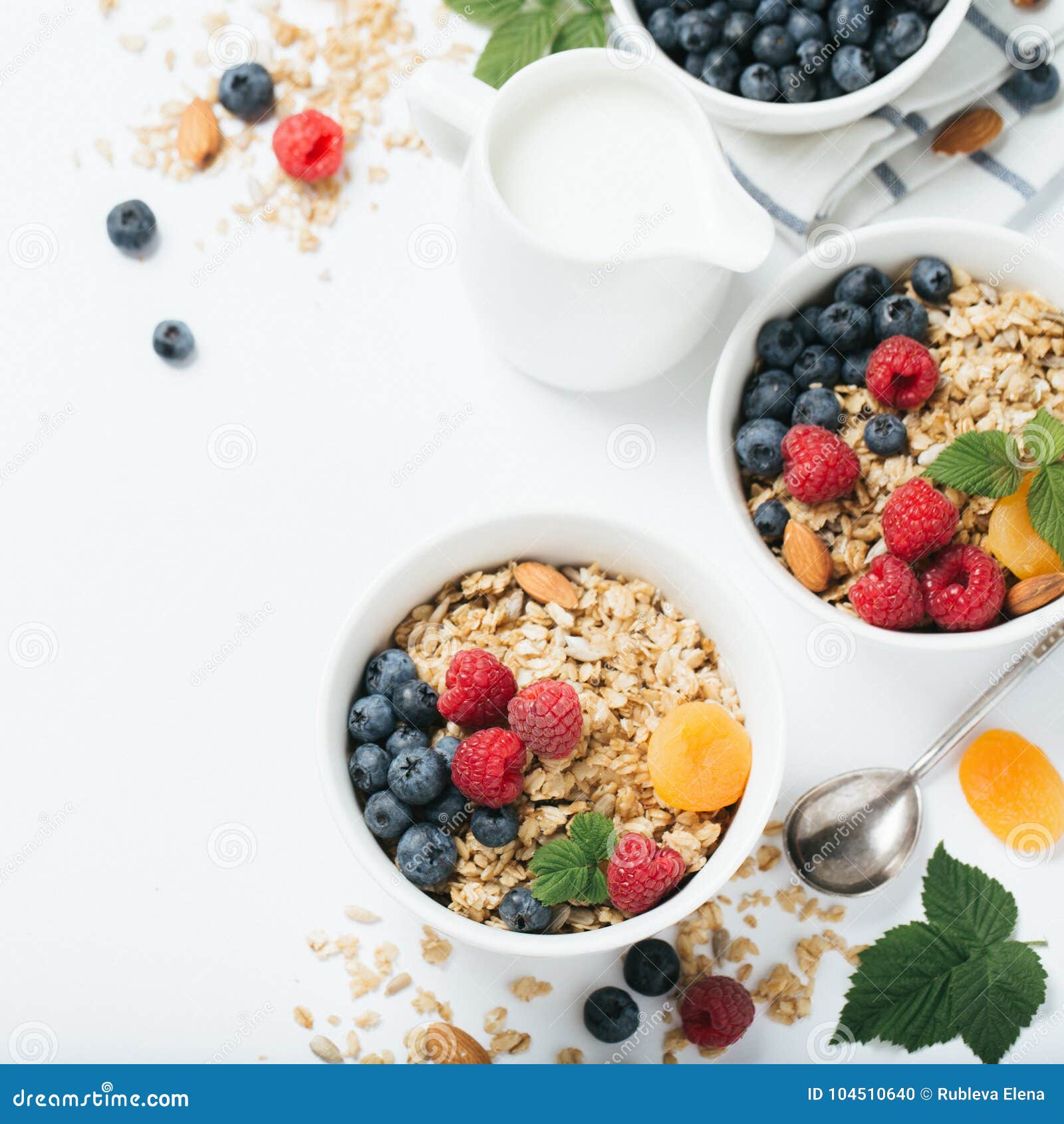 Granola Caseiro Com Frutos Secos E Bagas No Fundo Branco Foto de Stock ...