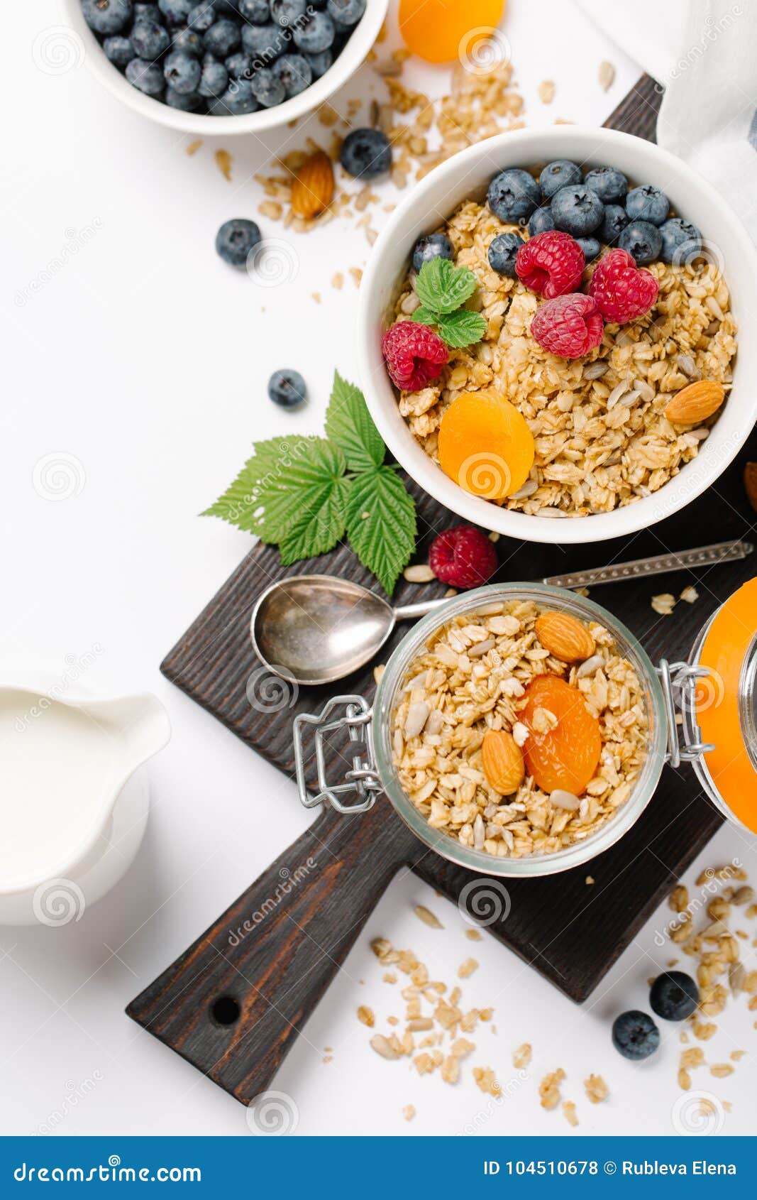 Granola Caseiro Com Frutos Secos E Bagas No Fundo Branco Foto de Stock ...