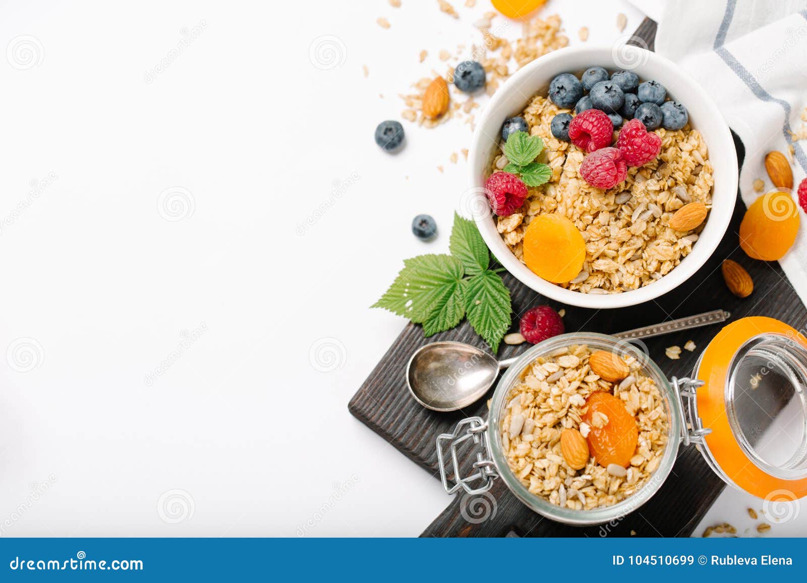 Granola Caseiro Com Frutos Secos E Bagas No Fundo Branco Imagem de ...