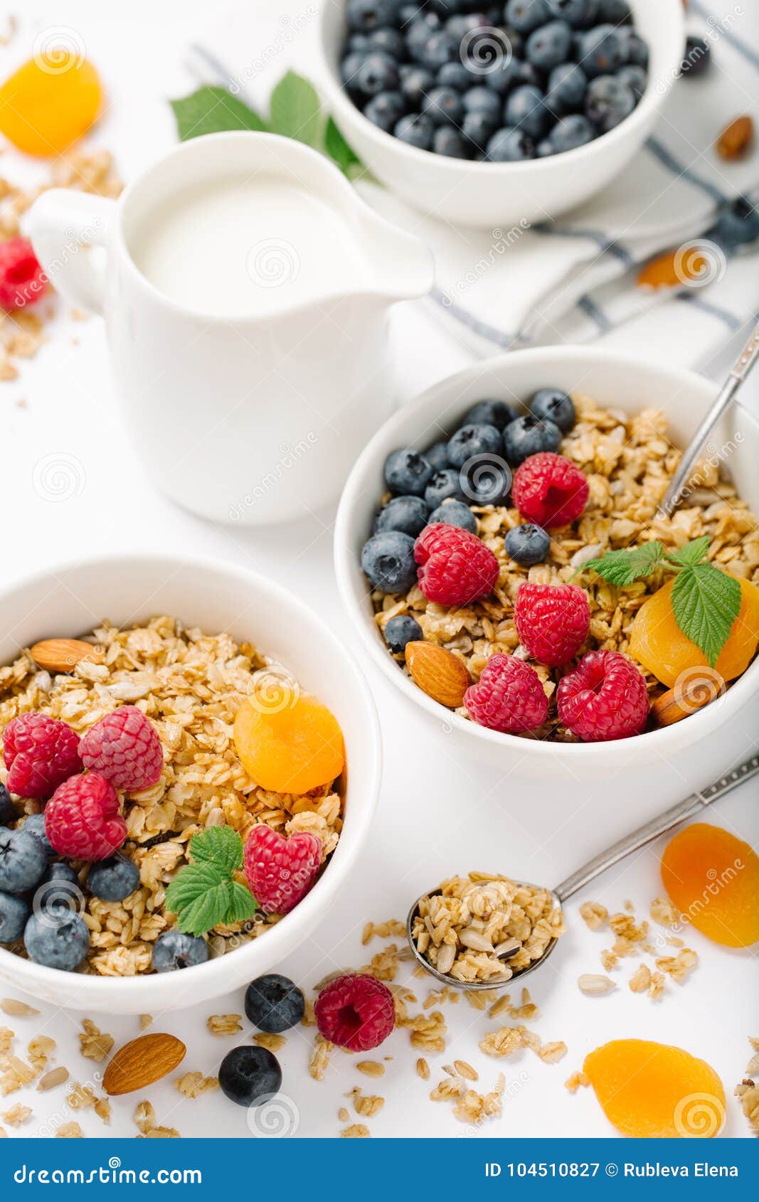 Granola Caseiro Com Frutos Secos E Bagas No Fundo Branco Imagem de ...