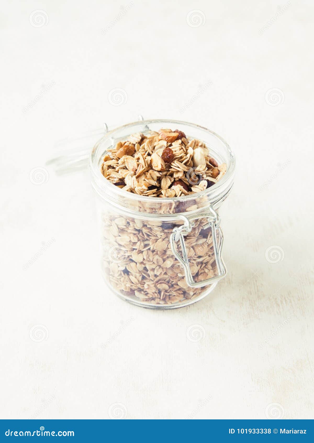 Granola Em Um Frasco No Fundo Branco Foto de Stock - Imagem de alimento ...