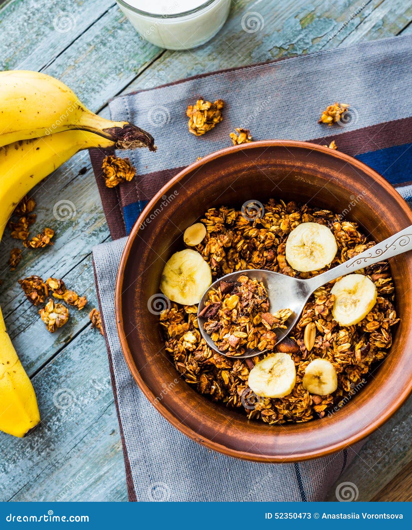 Granola Met Bananen, Noten, Fig. En Honing, Melk, Gezonde Breakf Stock ... Granola Met Bananen, Noten, Fig. En Honing, Melk, Gezonde Breakf Stock ...