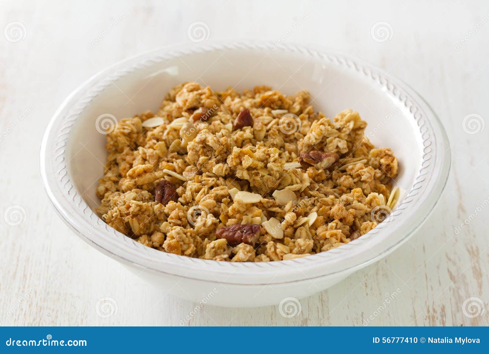Granola Na Bacia Branca No Fundo Branco Foto de Stock - Imagem de ...