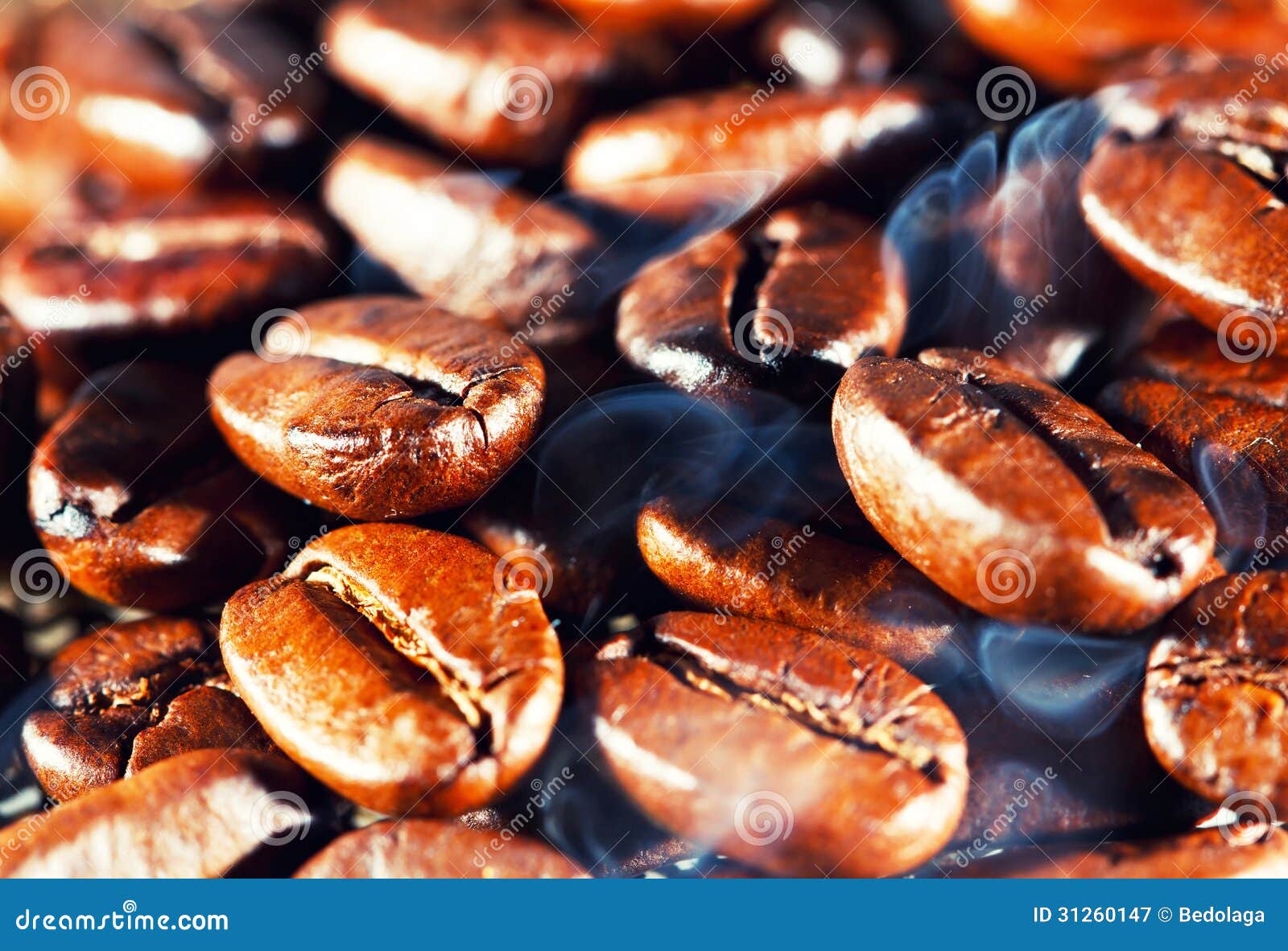 Granos de café con humo imagen de archivo. Imagen de aroma - 31260147