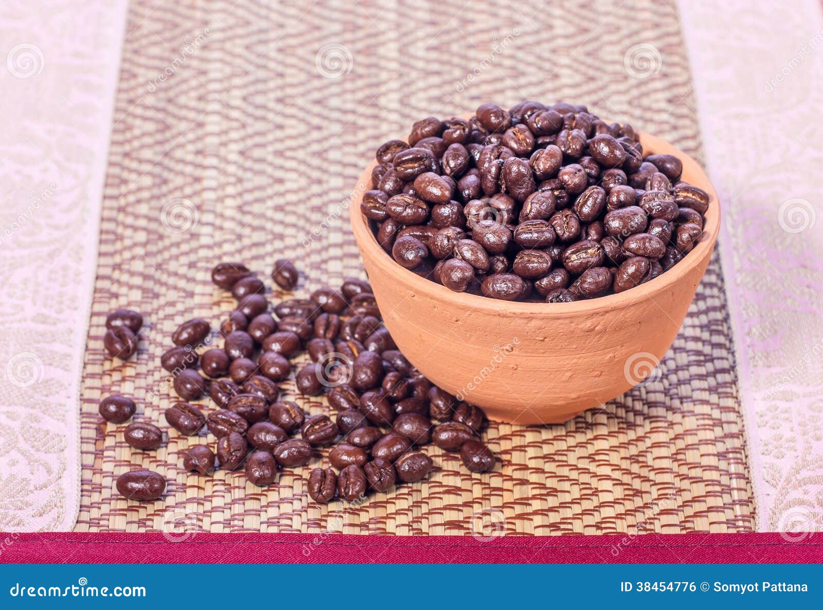 Granos de café de Peaberry foto de archivo. Imagen de desayuno - 38454776