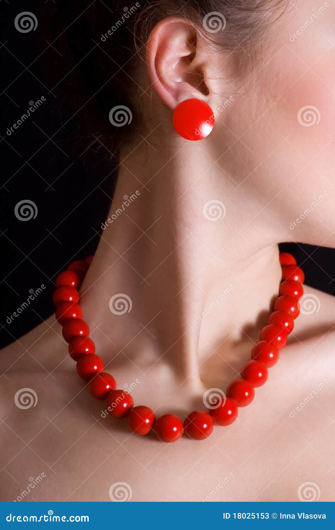 Granos Rojos Alrededor De Su Cuello Imagen de archivo - Imagen de ...