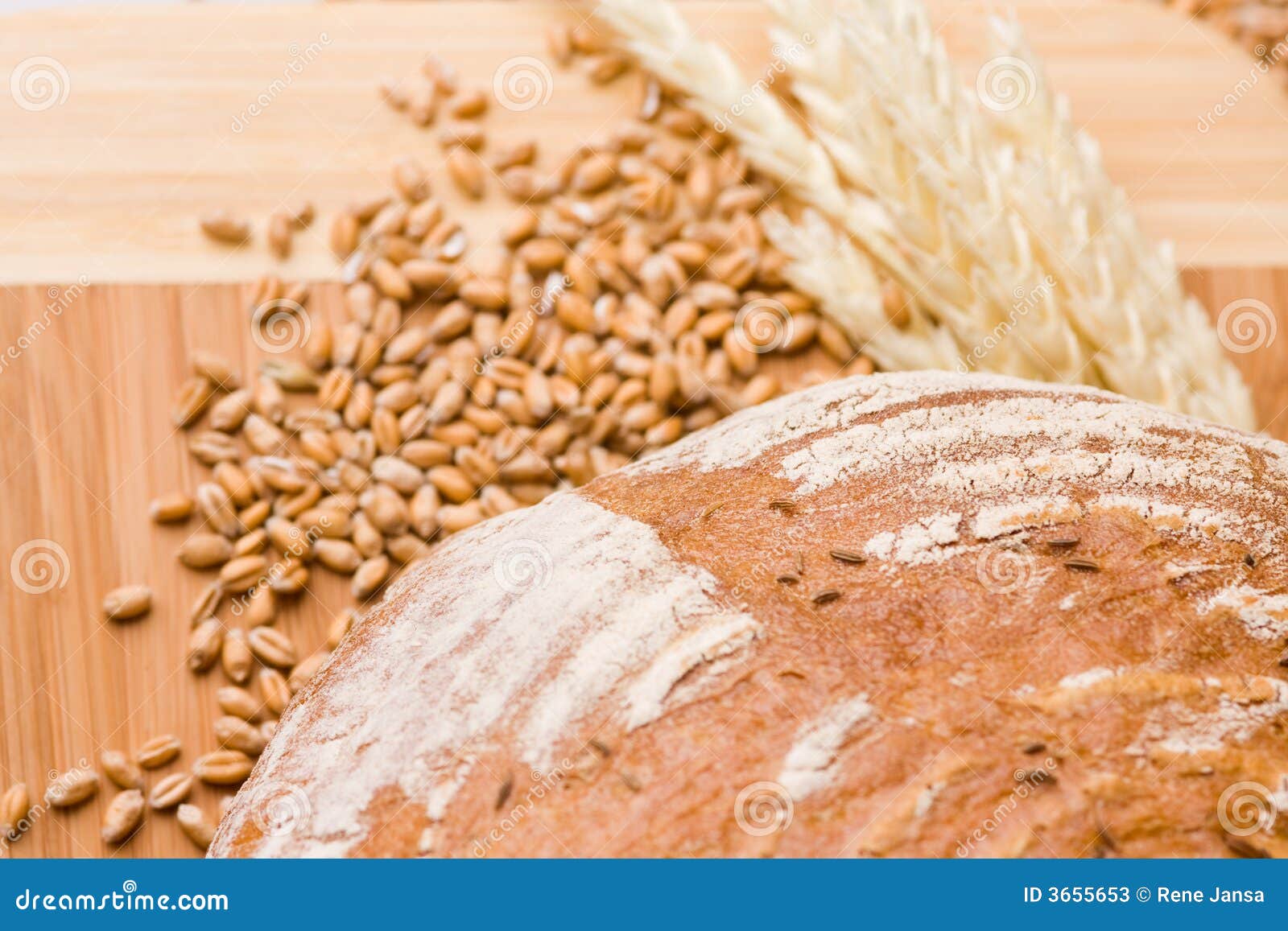 Granos y pan del trigo imagen de archivo. Imagen de sano - 3655653