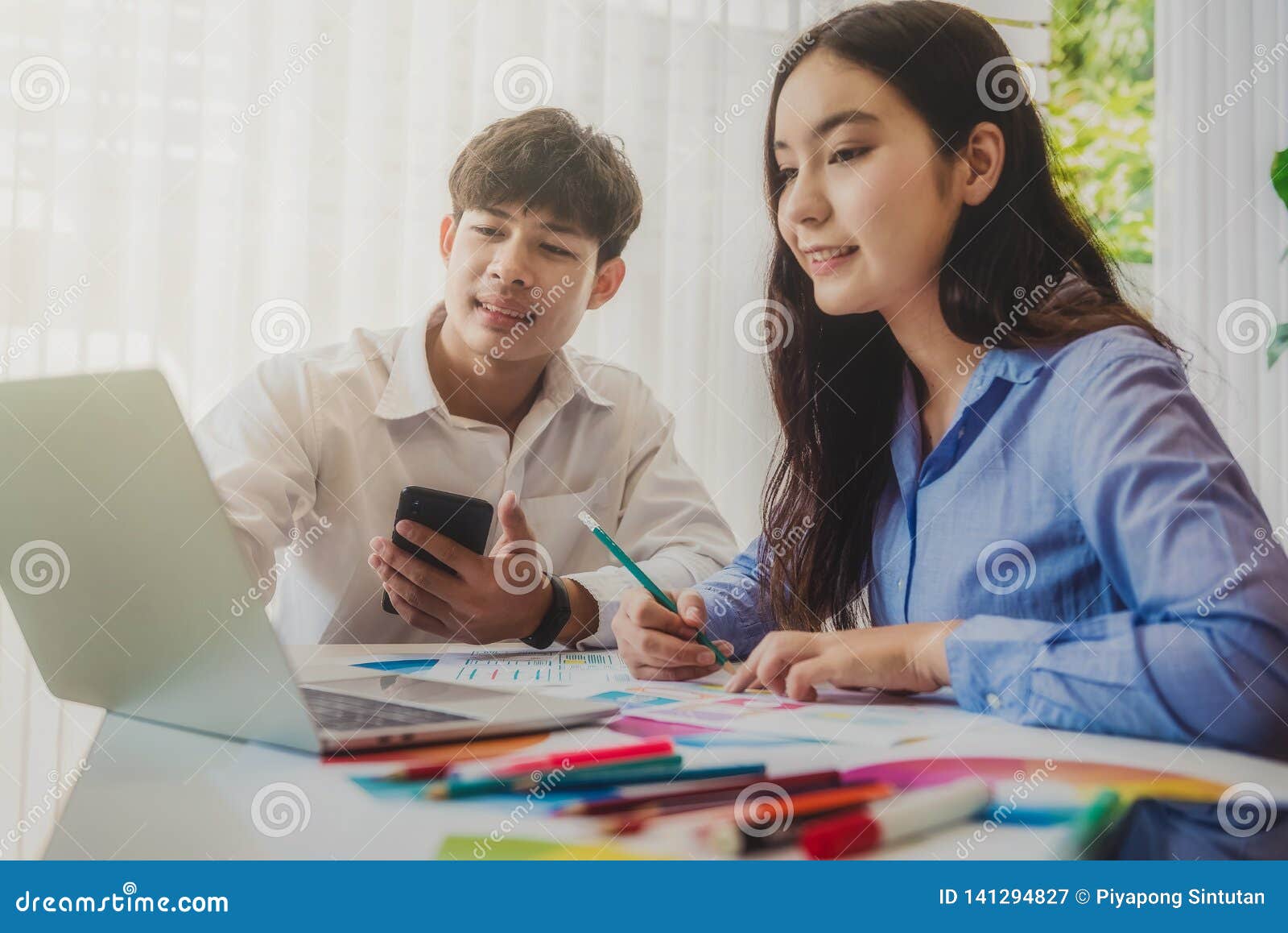 Graphic Designer Creative Meeting Share Ideas Colour for Design ...