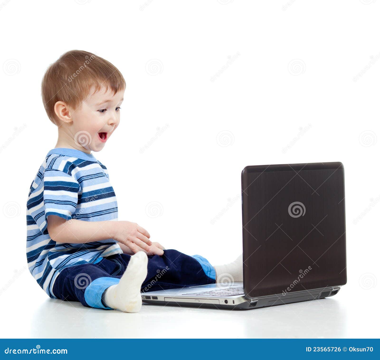 Grappig Kind Dat Laptop Met Behulp Van Stock Foto - Image of ...