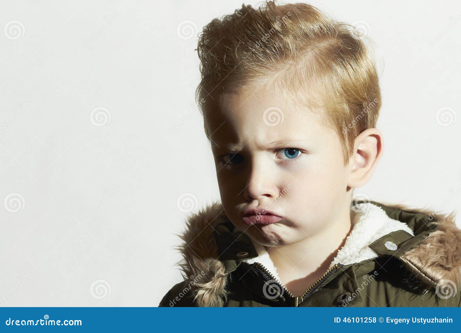 Grappig Kind in De Winterlaag Little Boy Hairstyle Stock Foto - Image ...