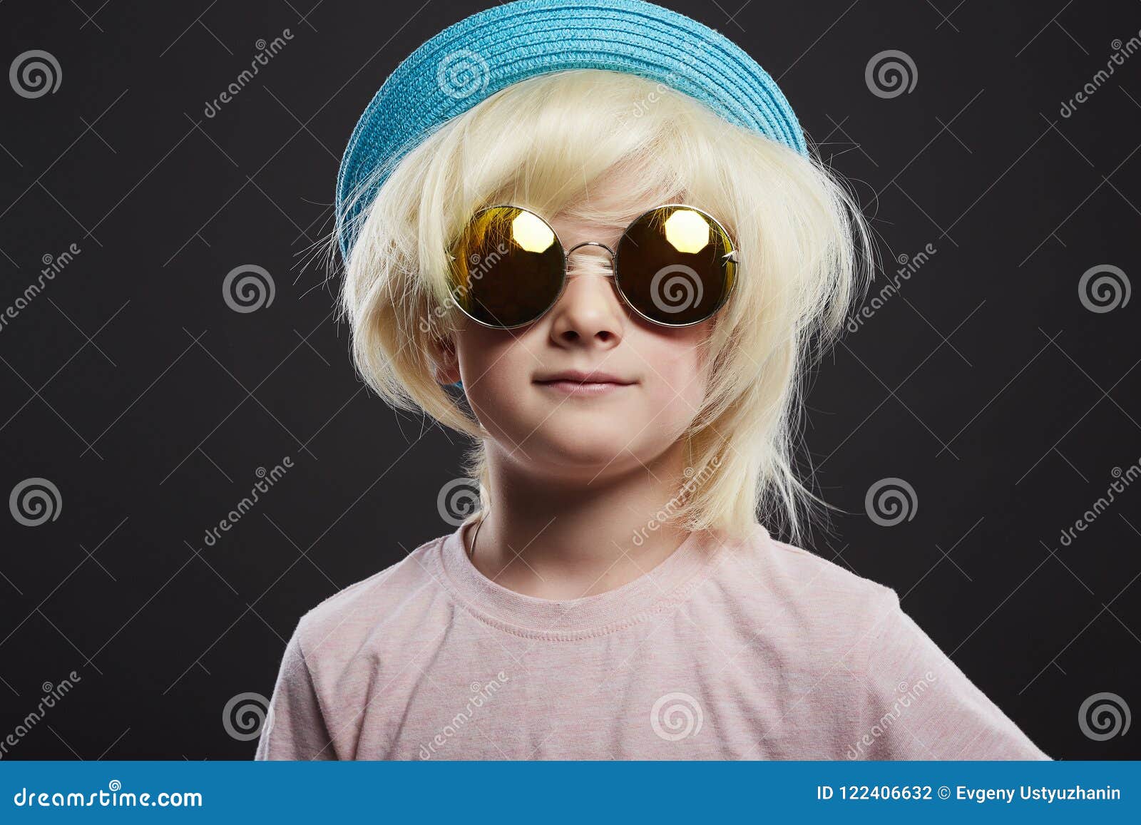 Grappig Kind Met Glazen, Hoed En Pruik Stock Foto - Image of glazen ...