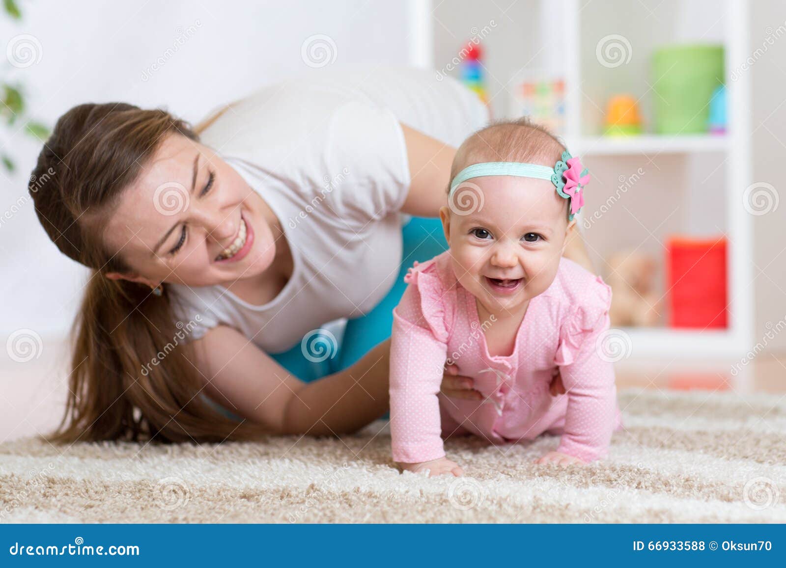 Grappig Kruipend Babymeisje Met Moeder Stock Foto - Image of zuigeling ...