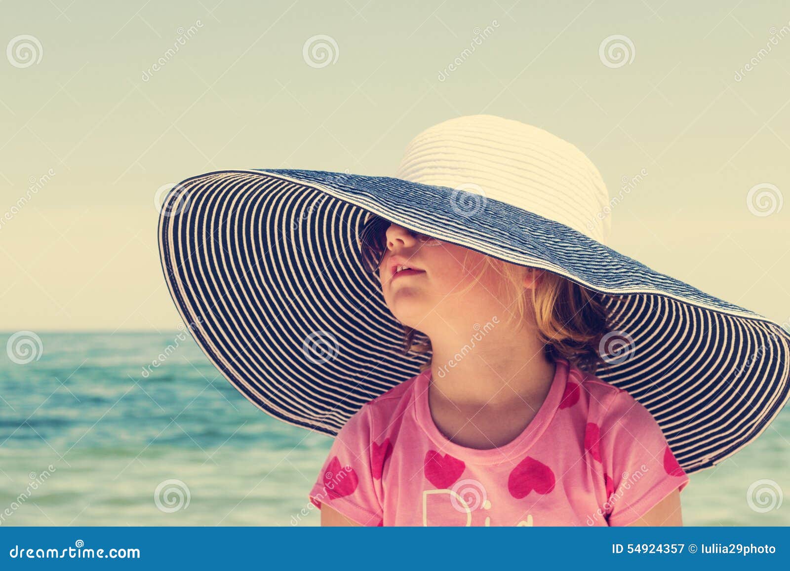 Grappig Meisje in Een Grote Gestreepte Hoed Op Het Strand Stock ...