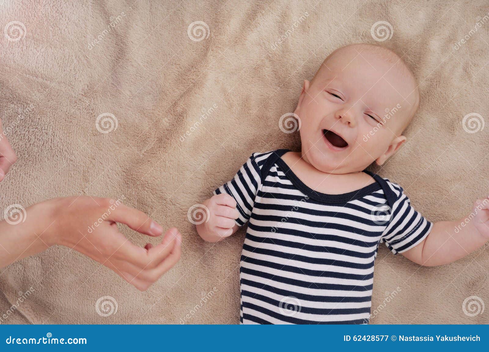 Grappig Pasgeboren Jongen Het Zingen Lied Stock Afbeelding - Image of ...