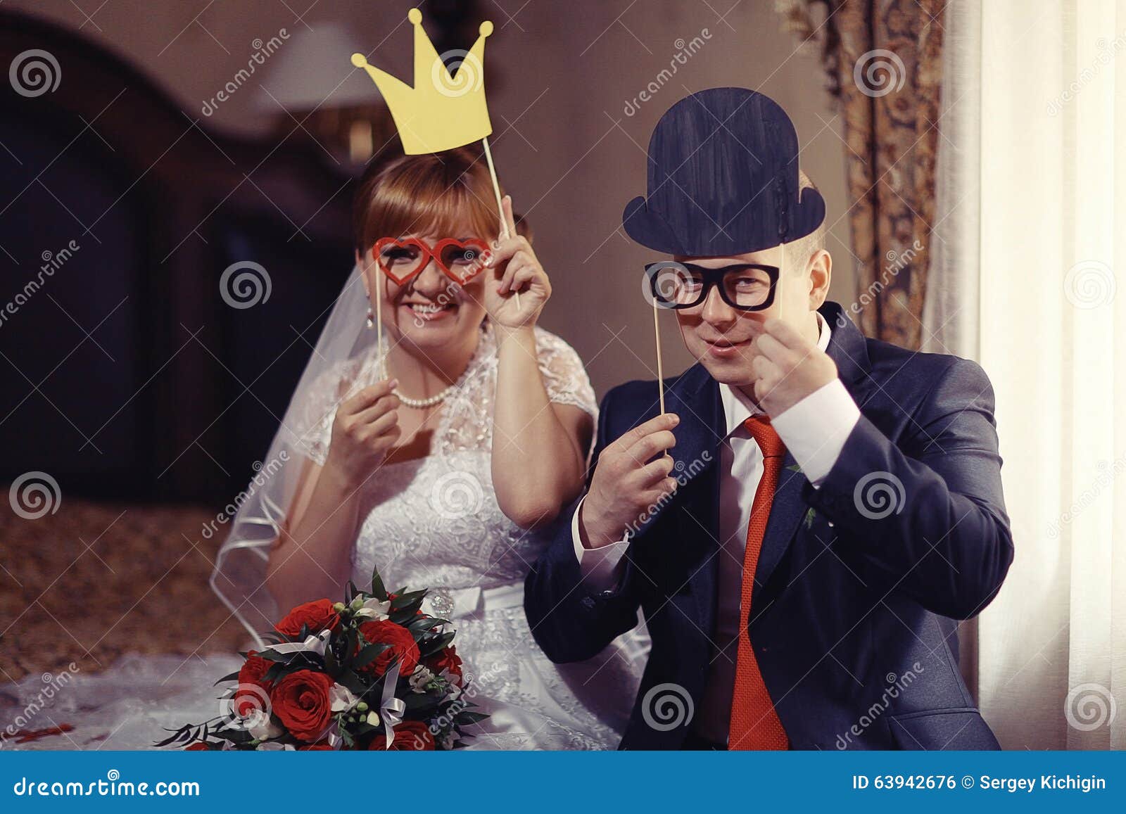 Grappig Portret Van Bruid En Bruidegom Stock Foto - Image of juwelen ...