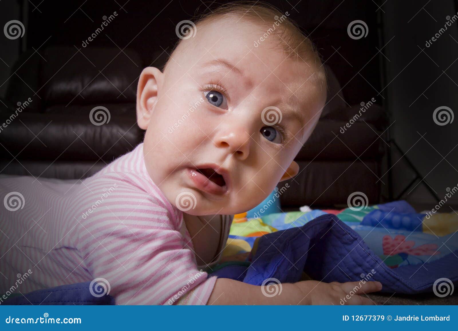 Grappige baby stock afbeelding. Image of grappig, geinteresseerd - 12677379
