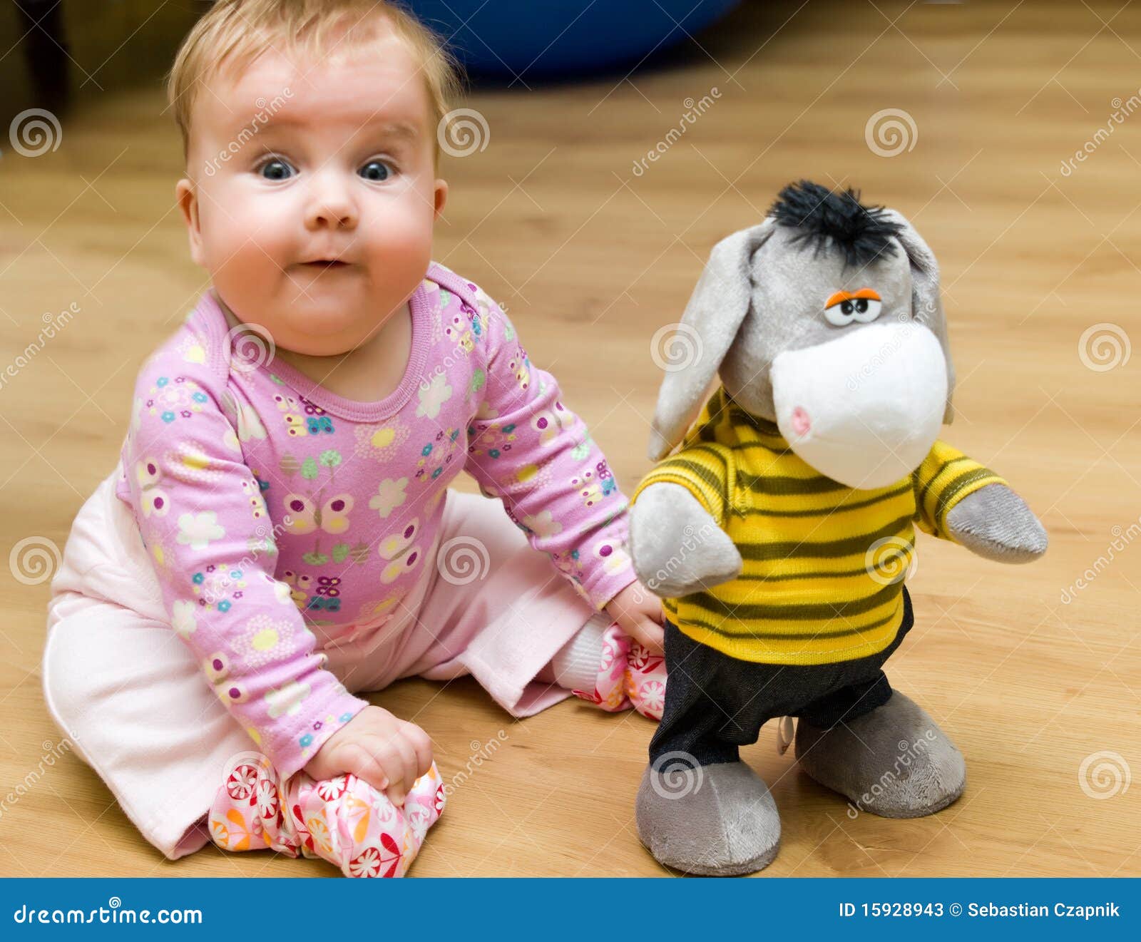 Grappige baby stock afbeelding. Image of baby, pret, roze - 15928943