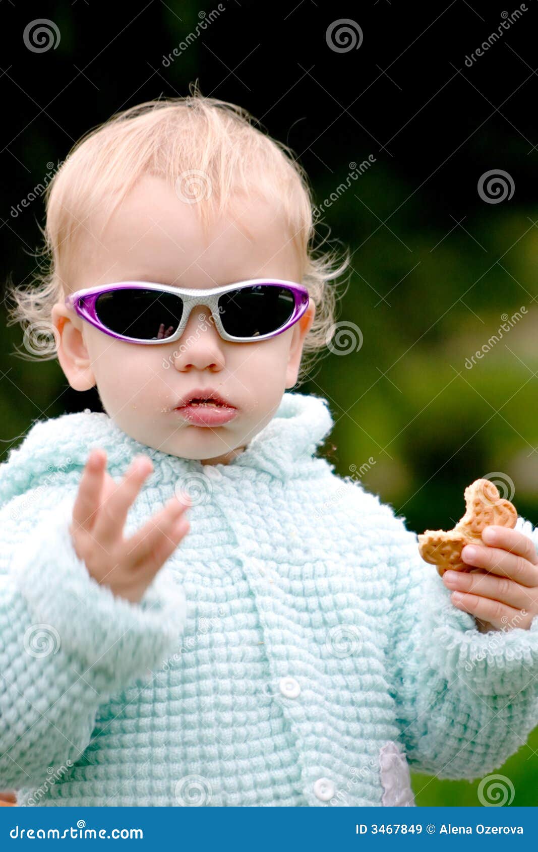 Grappige baby met koekjes stock afbeelding. Image of gezicht - 3467849