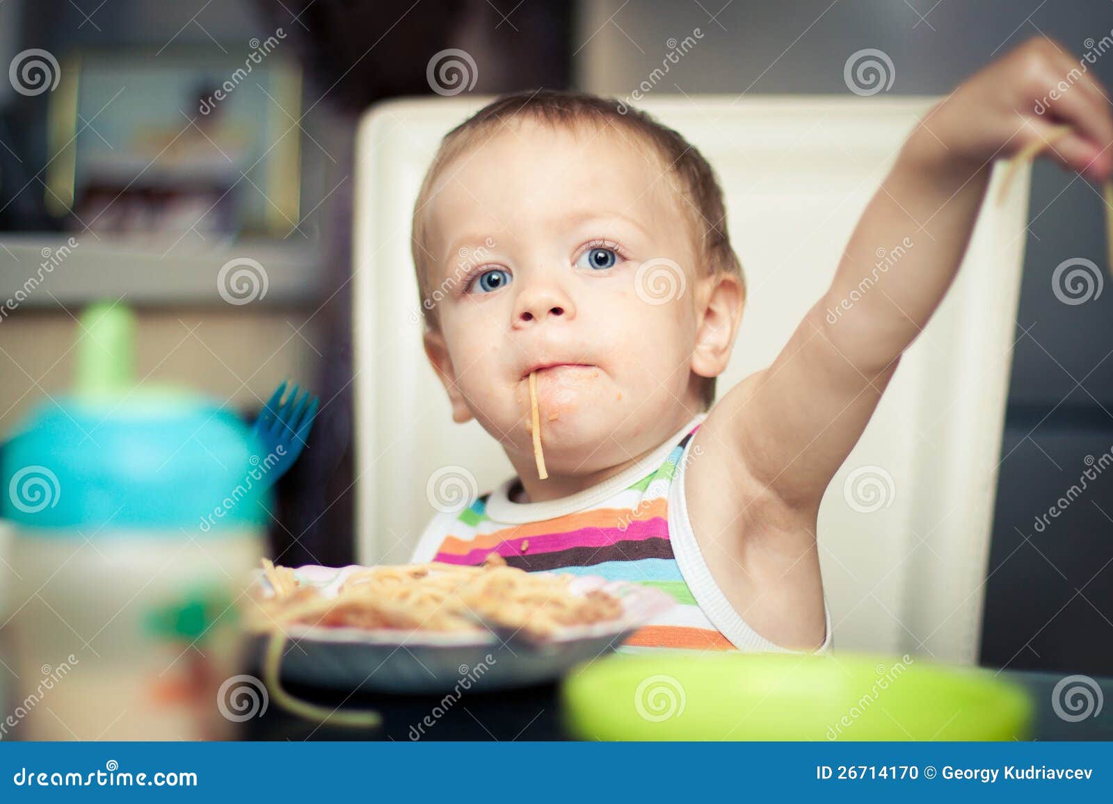 Grappige Babyjongen Die Spaghetti Eet Stock Foto - Image of deegwaren ...
