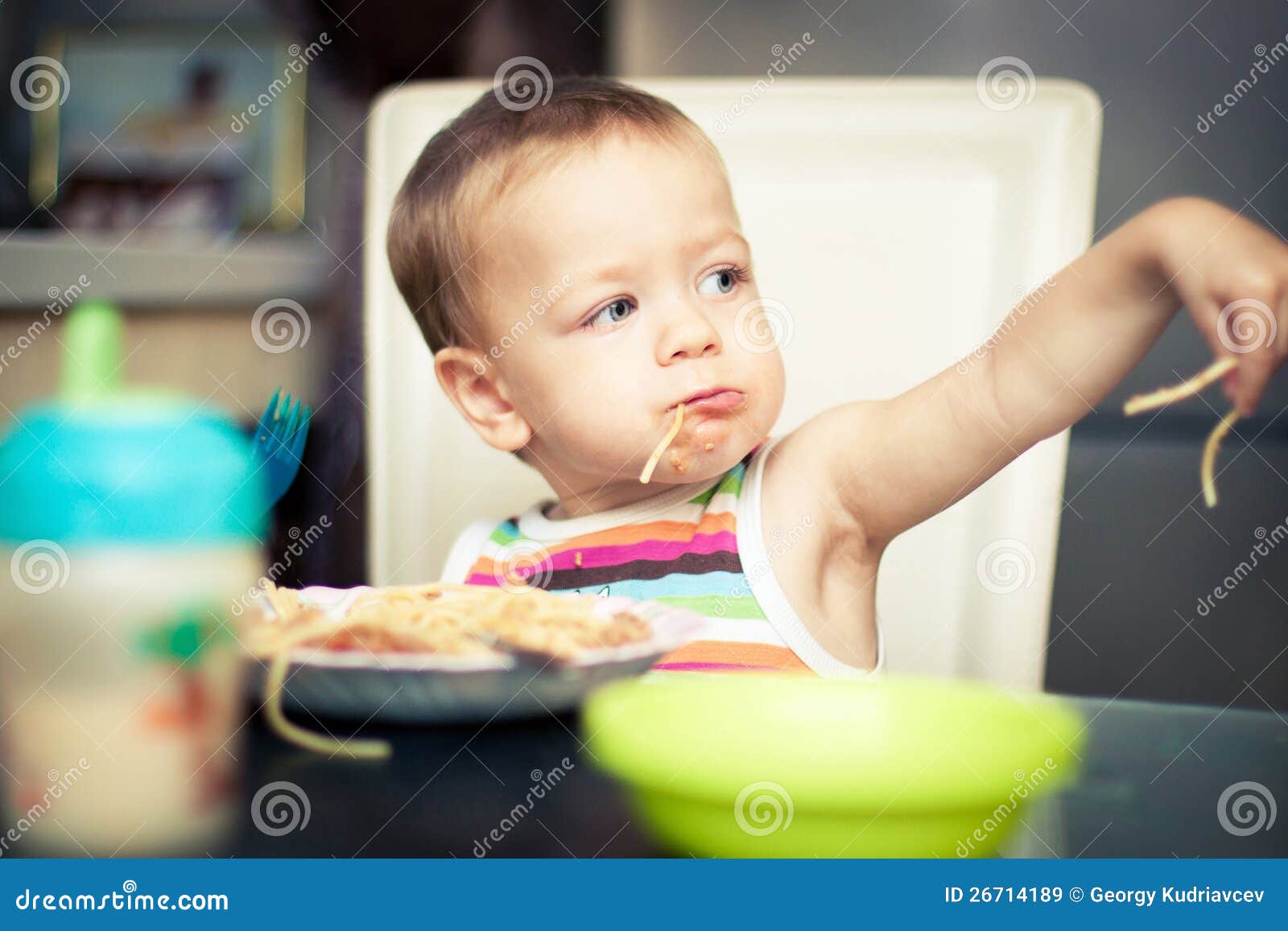 Grappige Babyjongen Die Spaghetti Eet Stock Afbeelding - Image of zorg ...
