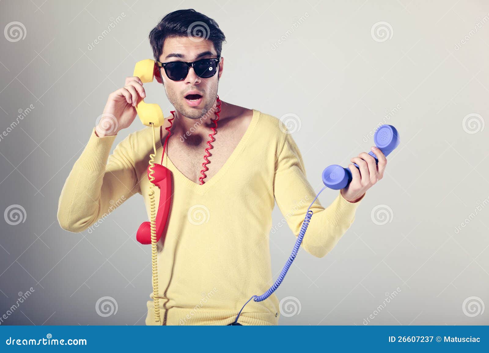 Grappige Call Centremensen Met Kleurrijke Telefoons Stock Afbeelding ...