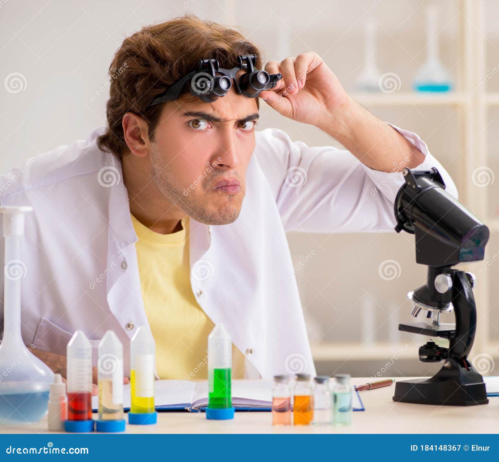 Grappige Chemicus Die Experimenten Doet En Proeven Stock Afbeelding ...