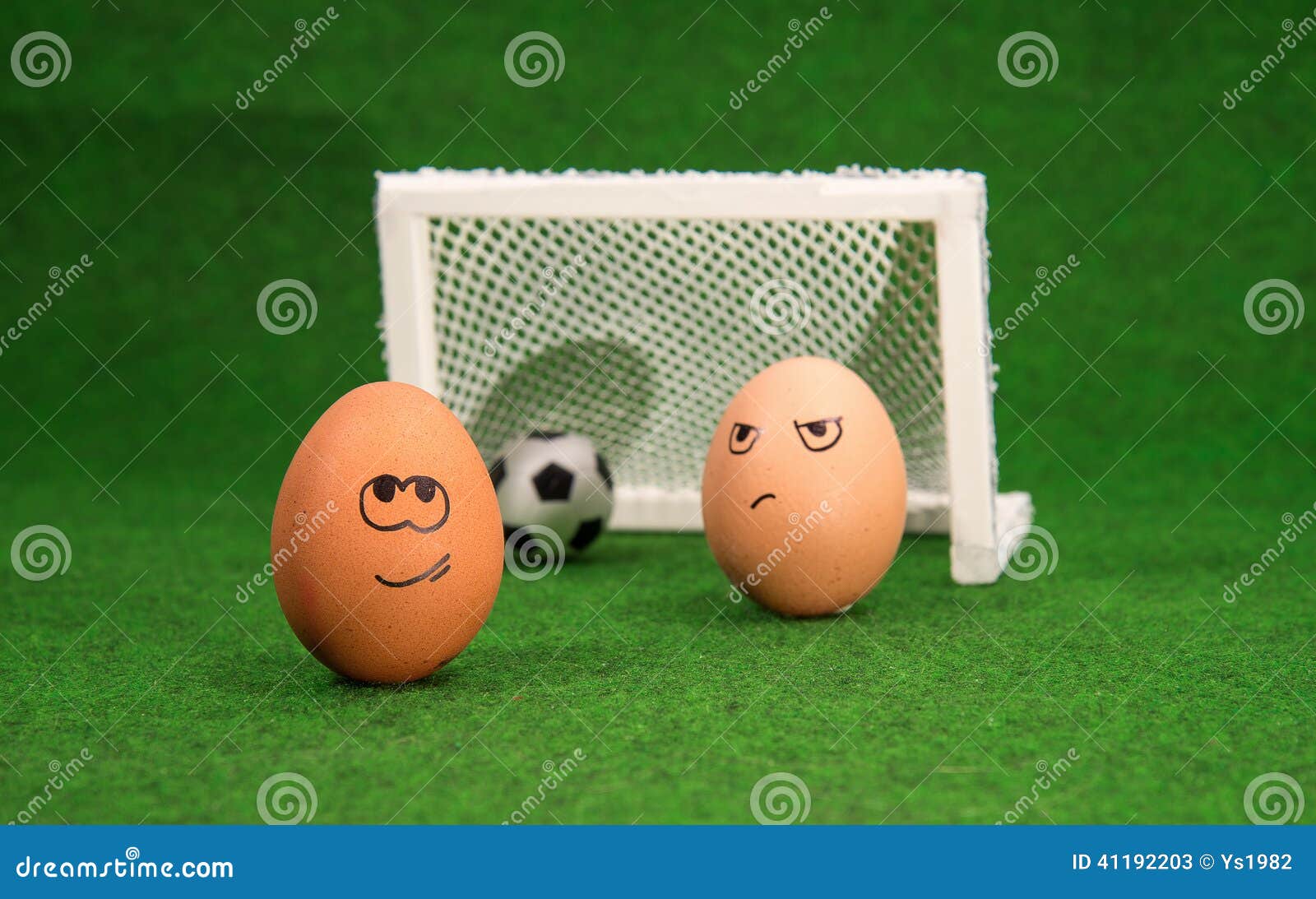 Grappige eieren en voetbal stock afbeelding. Image of zwart - 41192203