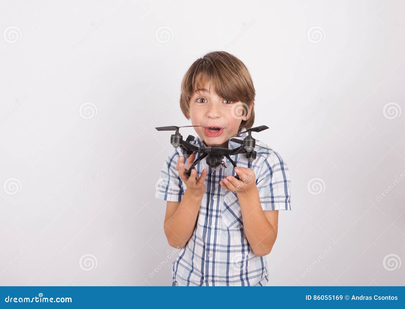 Grappige jongen met hommel stock afbeelding. Image of pret - 86055169