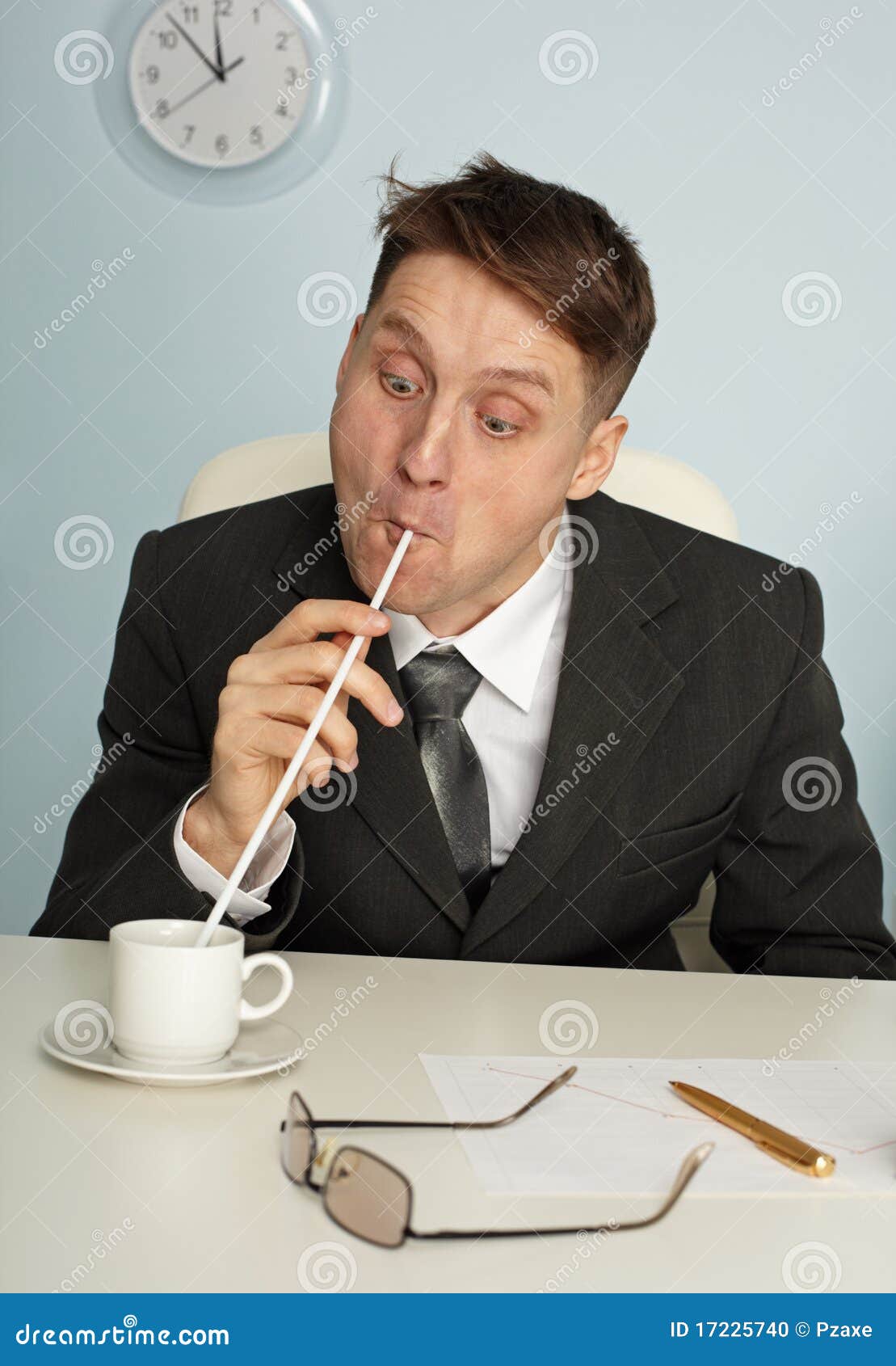 Grappige Mens Het Drinken Koffie Met Lang Stro Stock Foto - Image of ...