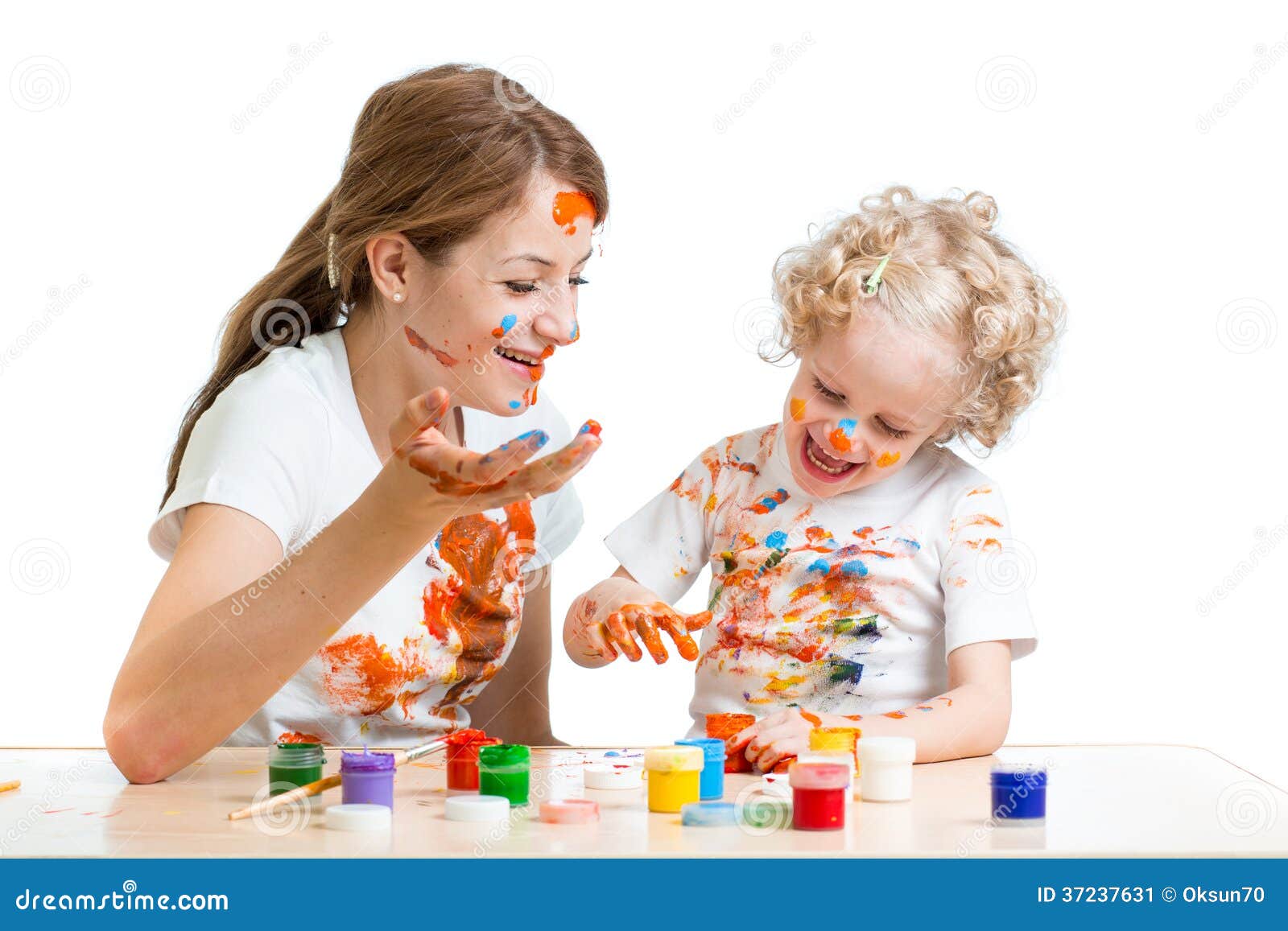 Grappige Moeder En Jong Geitjemeisjesverf Stock Afbeelding - Image of ...