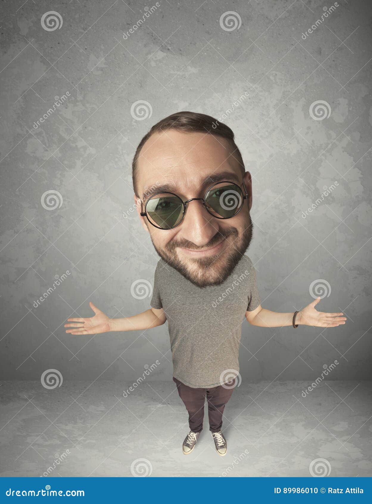 Grappige Persoon Met Groot Hoofd Stock Foto - Image of wapen, glazen ...