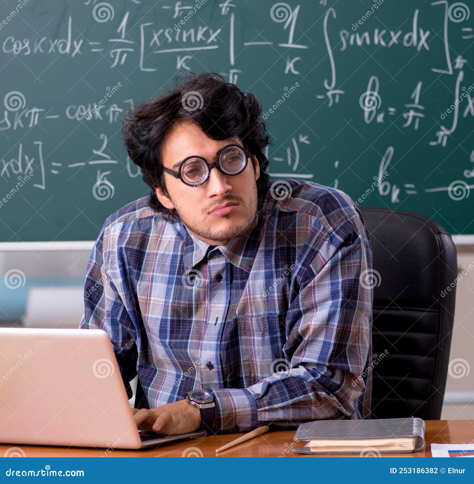 Grappige Wiskundedocent in De Klas Stock Foto - Image of humeur, kennis ...