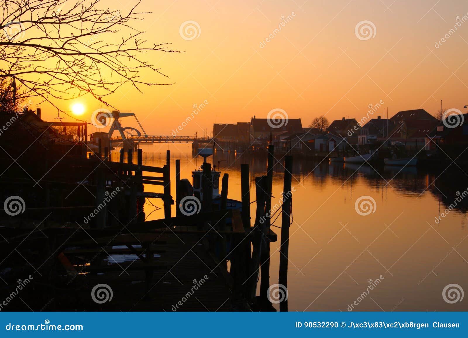 Grasshopper Bridge in the Horizon Editorial Image - Image of shade ...