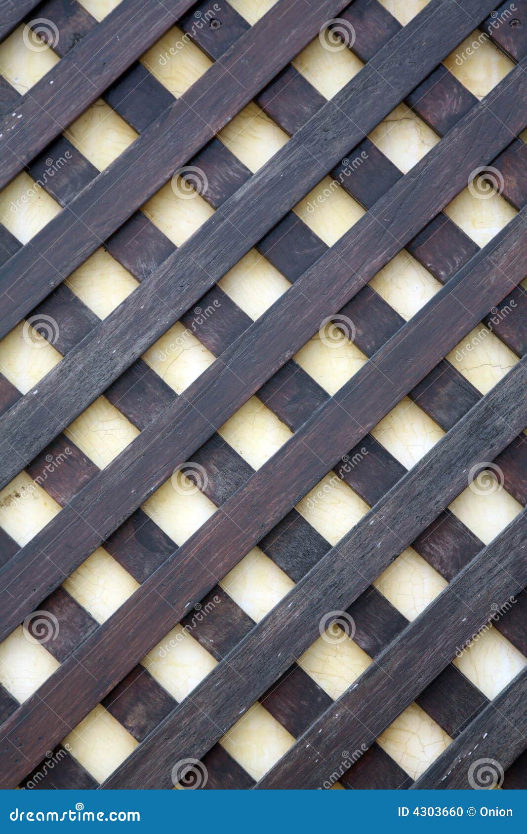 Grata di legno fotografia stock. Immagine di insieme, traversa - 4303660