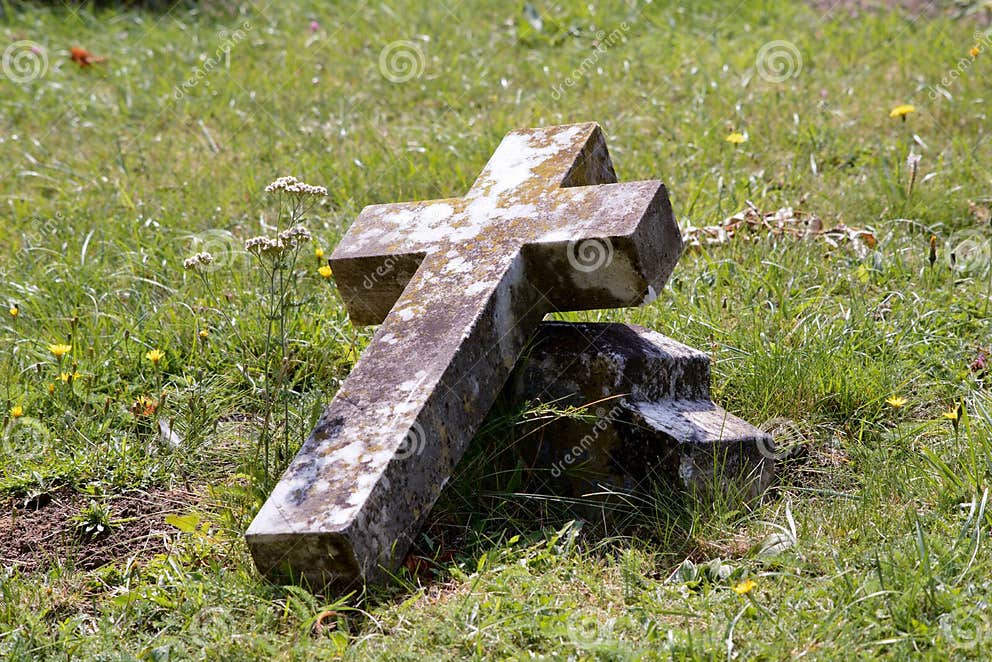 Gravestone broken cross stock photo. Image of dead, cross - 44725788