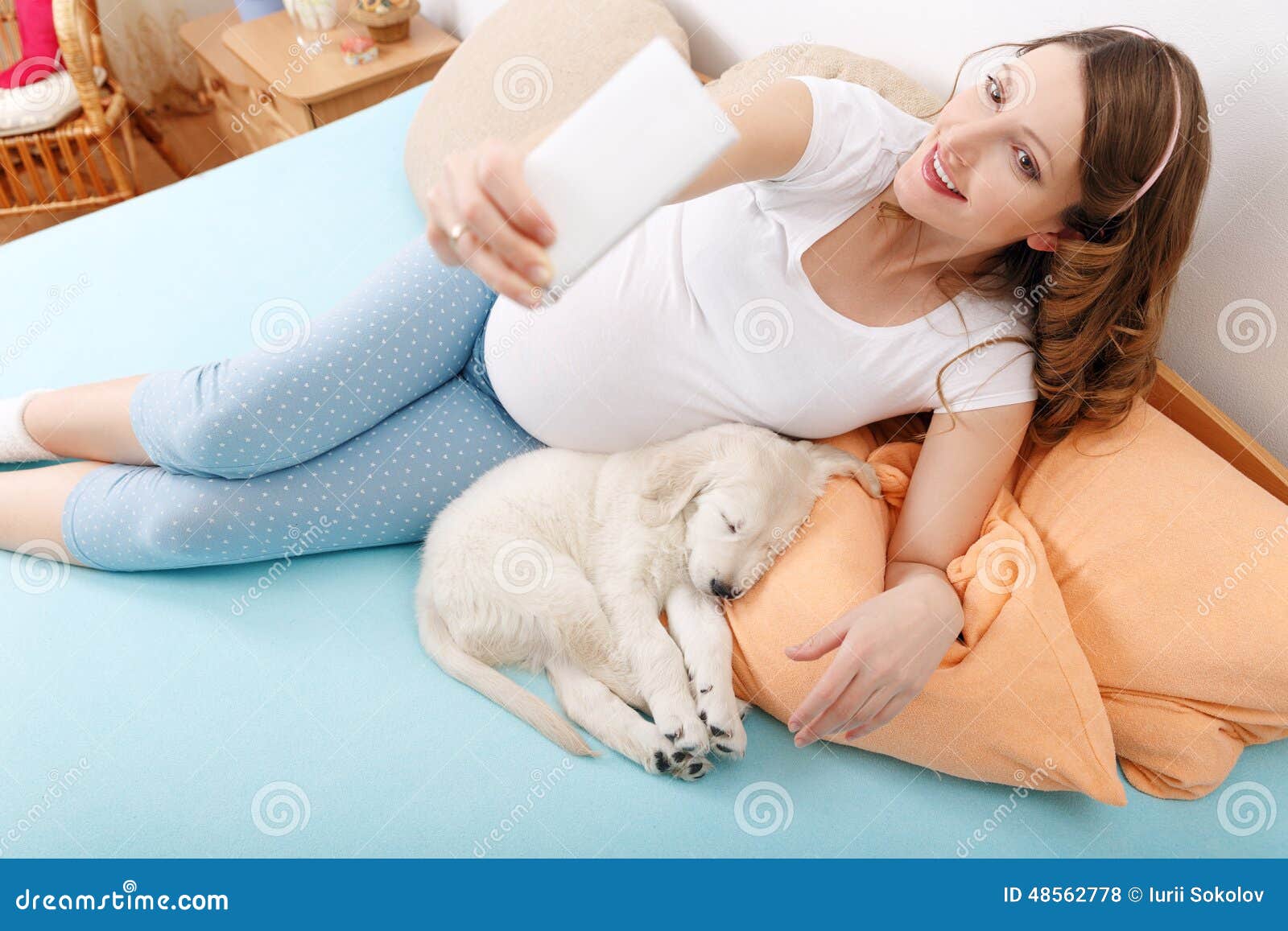 Gravid Kvinna Med Hennes Hemmastadda Hund Arkivfoto - Bild av kamera ... Gravid Kvinna Med Hennes Hemmastadda Hund Arkivfoto - Bild av kamera ...