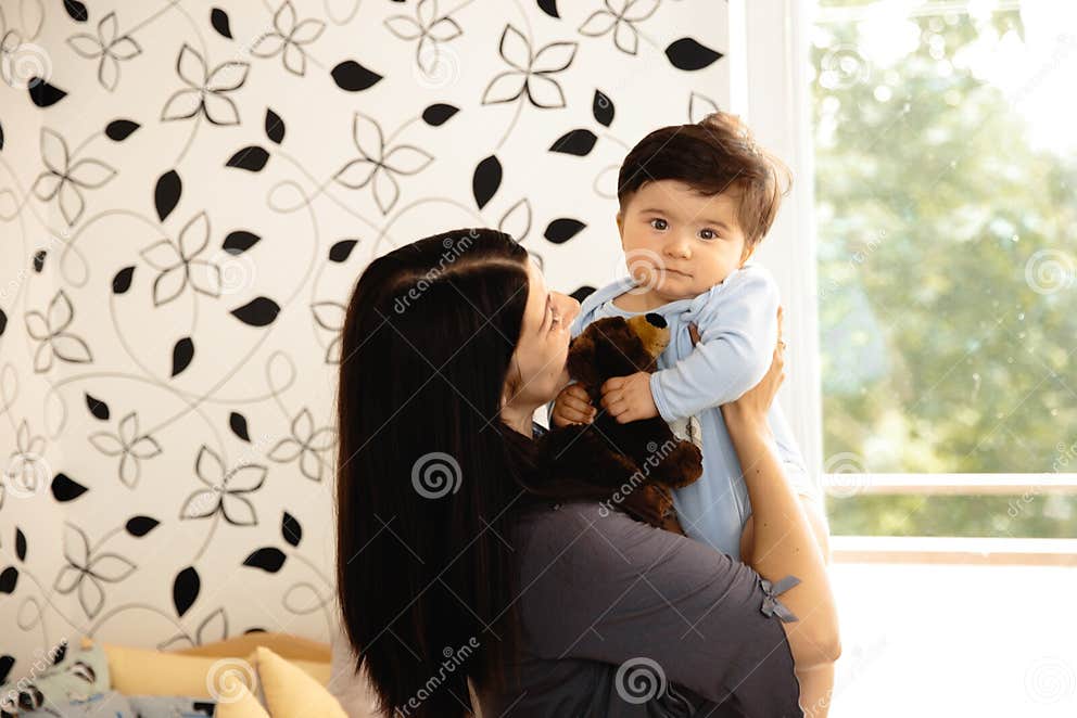 Gravid Mor Som Leker Med Sin Son Som Talar Med Honom Asiatisk Blandad