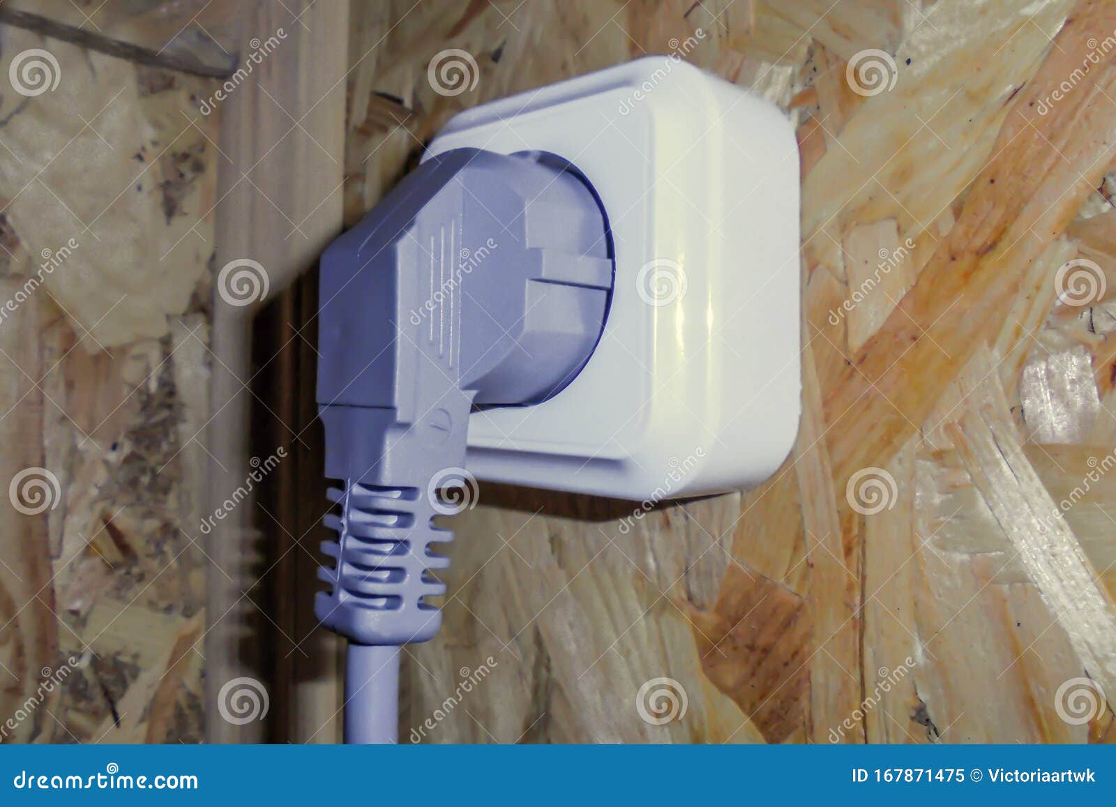 Gray Plug in a White and Square Electrical Outlet 库存图片 - 图片 包括有 环境, 墙壁 ...