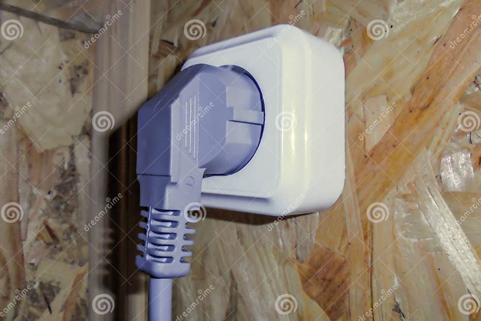 Gray Plug in a White and Square Electrical Outlet 库存图片 - 图片 包括有 环境, 墙壁 ...