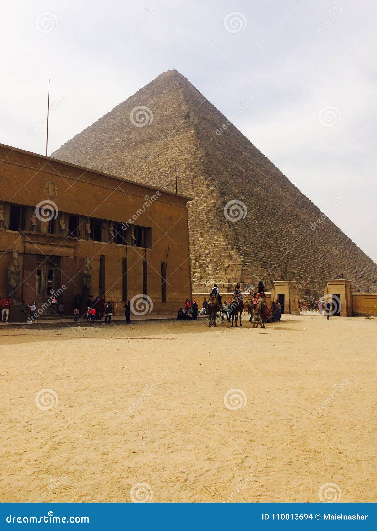 The Great Pyramid of Khufu at Giza Editorial Stock Image - Image of ...