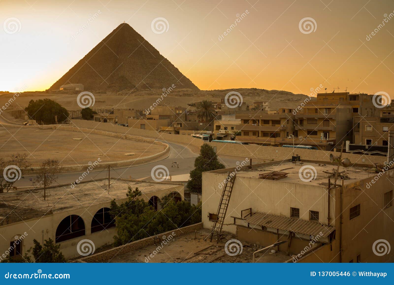 The Great Pyramid on Sunset Stock Photo - Image of evening, sand: 137005446